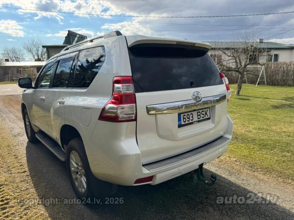 White Toyota Land Cruiser 2016 in Tallinn, with an engine capacity of 2.80 L and mileage of 285 thousand km for 32000 €, photo 4 on AUTOMOTO.COM.LV