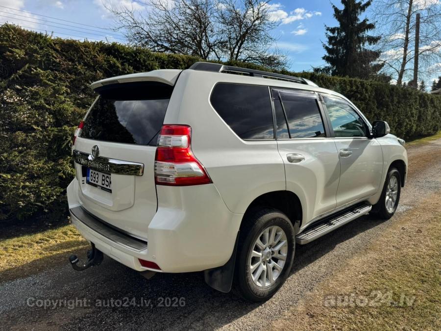Balts Toyota Land Cruiser 2016 Tallina, ar dzinēja tilpumu 2.80 L un nobraukumu 285 tūkst. km par 32000 €, foto 6 vietnē AUTOMOTO.COM.LV