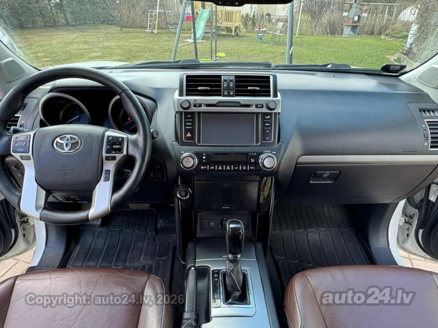 Balts Toyota Land Cruiser 2016 Tallina, ar dzinēja tilpumu 2.80 L un nobraukumu 285 tūkst. km par 32000 €, foto 8 vietnē AUTOMOTO.COM.LV