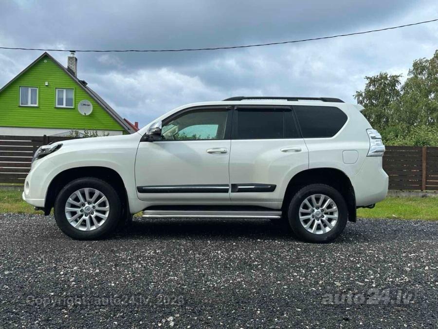 Balts Toyota Land Cruiser 2016 Tallina, ar dzinēja tilpumu 2.80 L un nobraukumu 155 tūkst. km par 32500 €, foto 5 vietnē AUTOMOTO.COM.LV