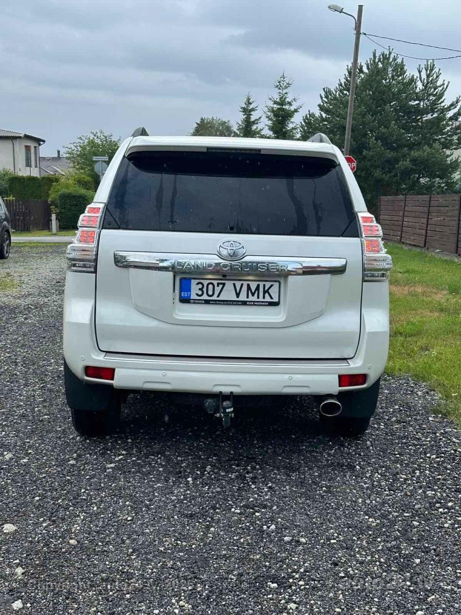 Balts Toyota Land Cruiser 2016 Tallina, ar dzinēja tilpumu 2.80 L un nobraukumu 155 tūkst. km par 32500 €, foto 9 vietnē AUTOMOTO.COM.LV