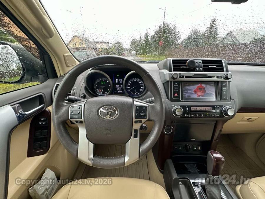 Balts Toyota Land Cruiser 2016 Tallina, ar dzinēja tilpumu 2.80 L un nobraukumu 155 tūkst. km par 32500 €, foto 12 vietnē AUTOMOTO.COM.LV