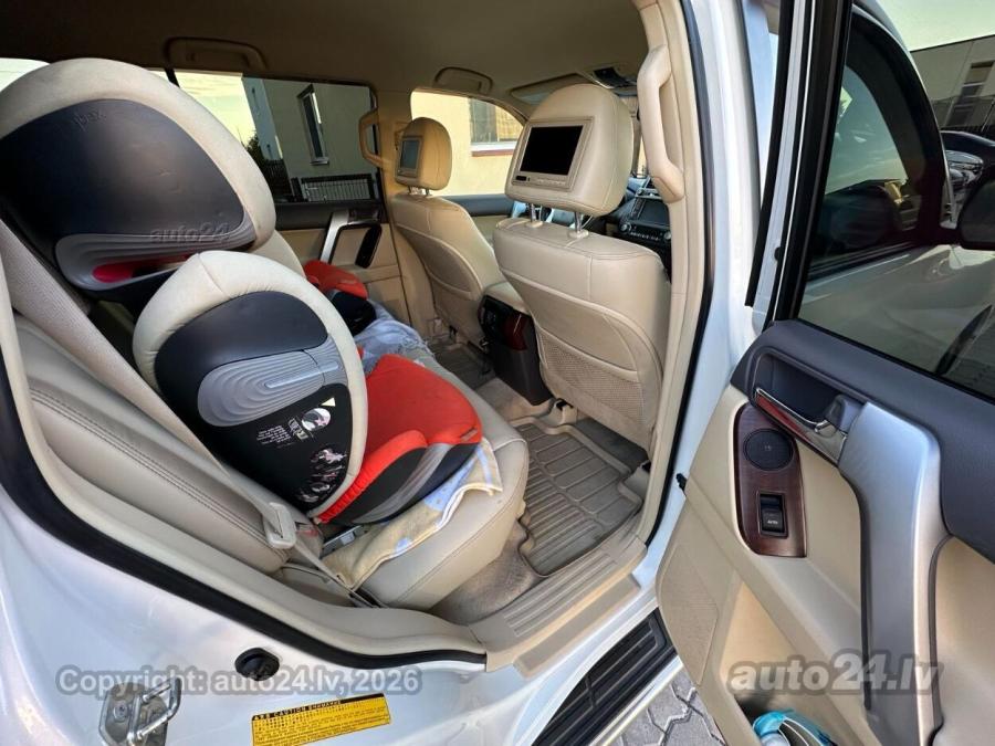 Balts Toyota Land Cruiser 2016 Tallina, ar dzinēja tilpumu 2.80 L un nobraukumu 155 tūkst. km par 32500 €, foto 16 vietnē AUTOMOTO.COM.LV