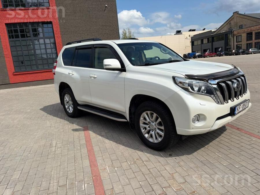 White Toyota Land Cruiser 2016 in Riga, with an engine capacity of 2.80 L and mileage of 367 thousand km for 33000 €, photo 1 on AUTOMOTO.COM.LV