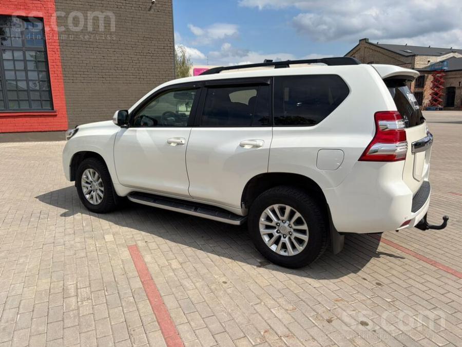 White Toyota Land Cruiser 2016 in Riga, with an engine capacity of 2.80 L and mileage of 367 thousand km for 33000 €, photo 3 on AUTOMOTO.COM.LV