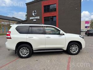 White Toyota Land Cruiser 2016 in Riga, with an engine capacity of 2.80 L and mileage of 367 thousand km for 33000 €, photo 4 on AUTOMOTO.COM.LV
