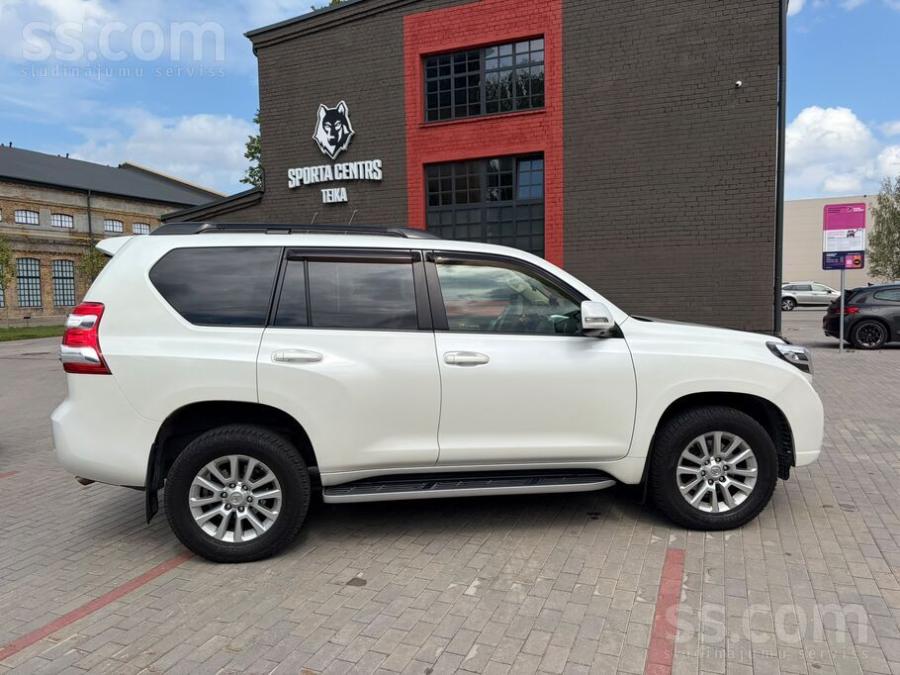 White Toyota Land Cruiser 2016 in Riga, with an engine capacity of 2.80 L and mileage of 367 thousand km for 33000 €, photo 4 on AUTOMOTO.COM.LV