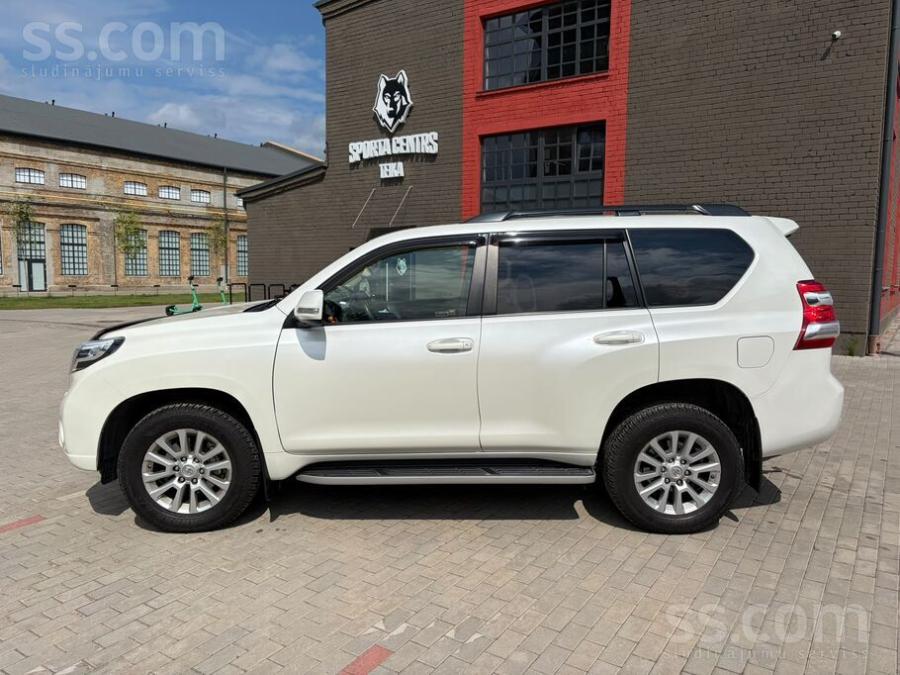White Toyota Land Cruiser 2016 in Riga, with an engine capacity of 2.80 L and mileage of 367 thousand km for 33000 €, photo 5 on AUTOMOTO.COM.LV