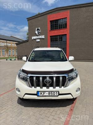 White Toyota Land Cruiser 2016 in Riga, with an engine capacity of 2.80 L and mileage of 367 thousand km for 33000 €, photo 6 on AUTOMOTO.COM.LV