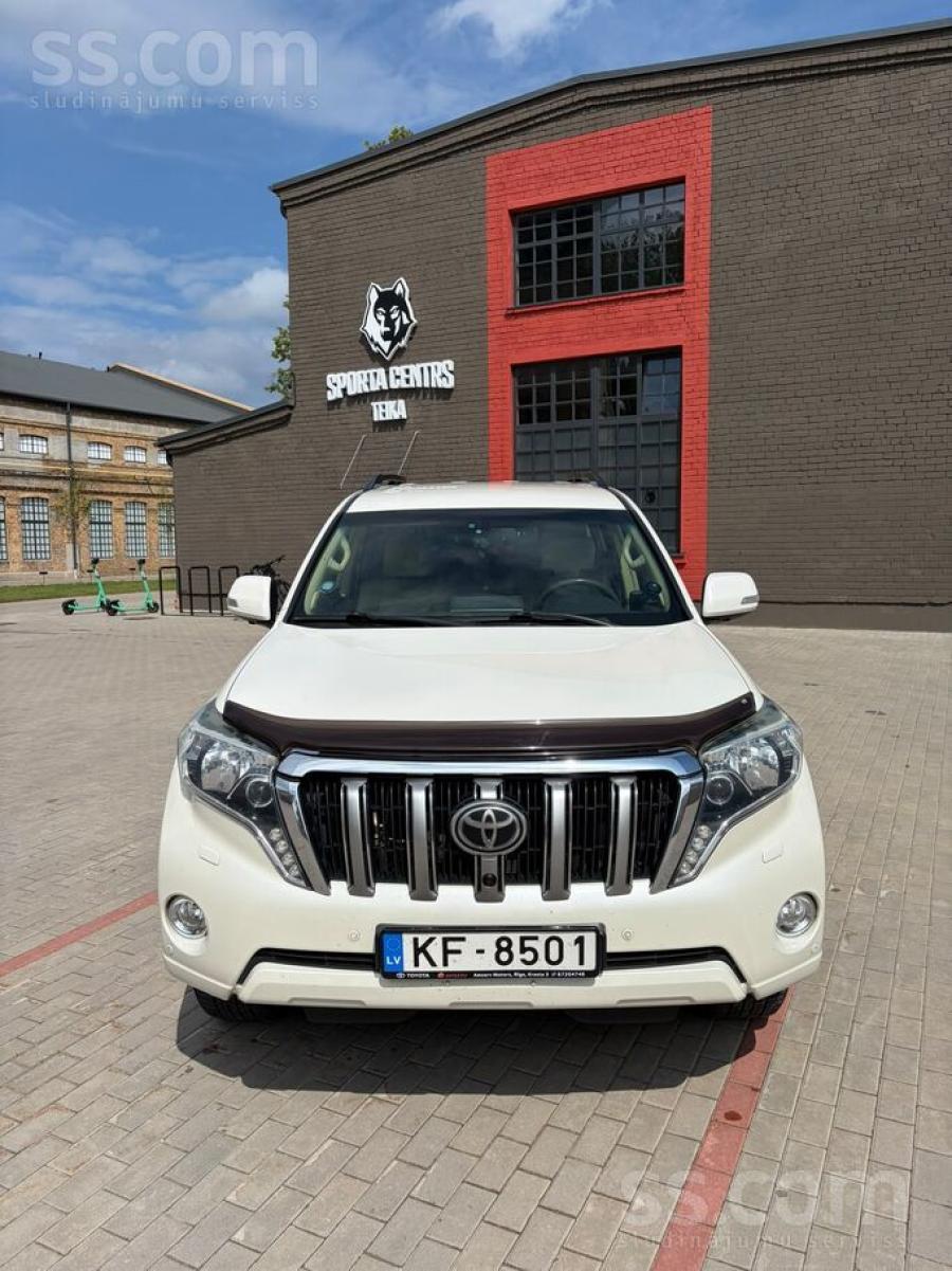 White Toyota Land Cruiser 2016 in Riga, with an engine capacity of 2.80 L and mileage of 367 thousand km for 33000 €, photo 6 on AUTOMOTO.COM.LV
