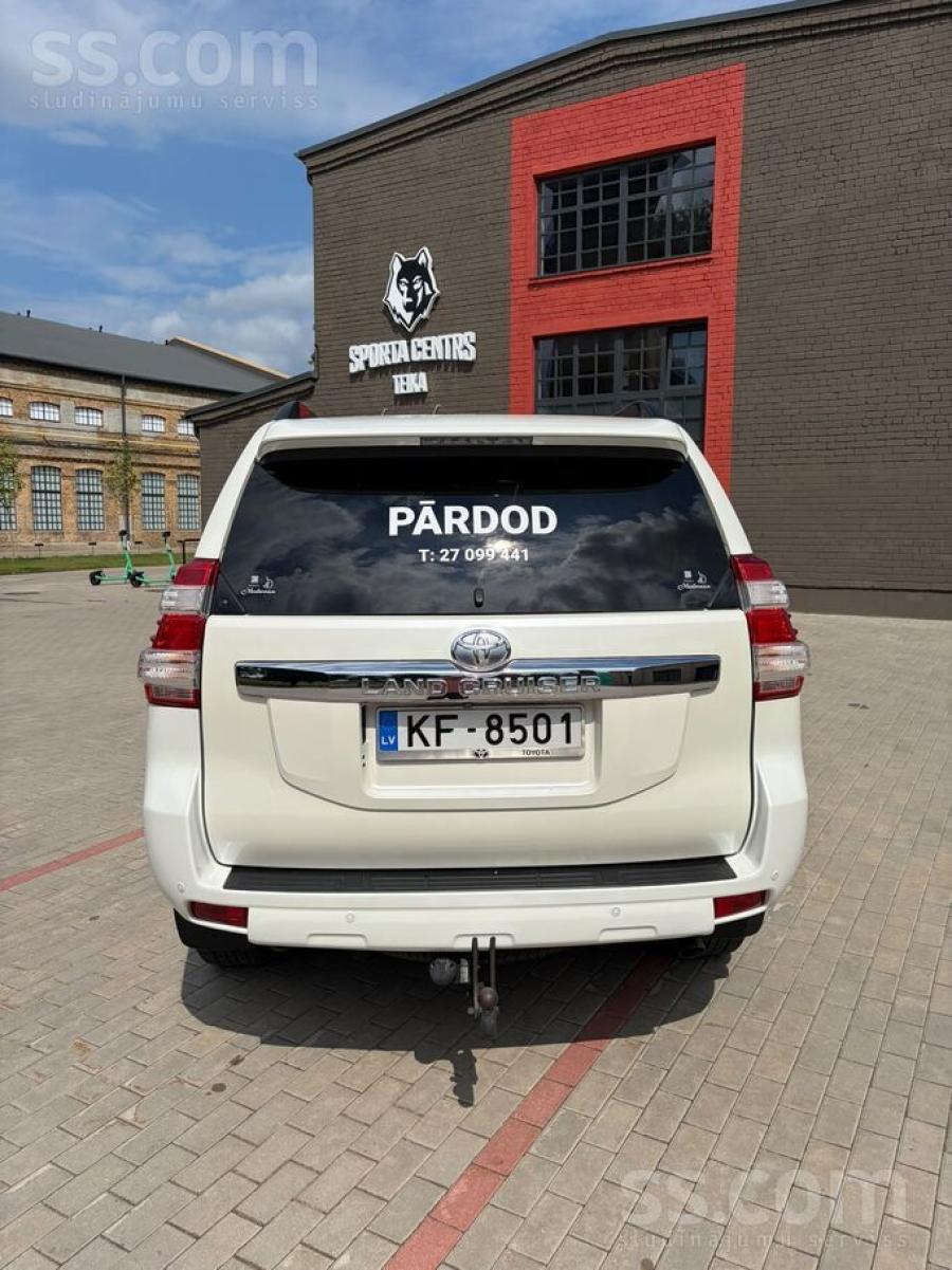 White Toyota Land Cruiser 2016 in Riga, with an engine capacity of 2.80 L and mileage of 367 thousand km for 33000 €, photo 7 on AUTOMOTO.COM.LV