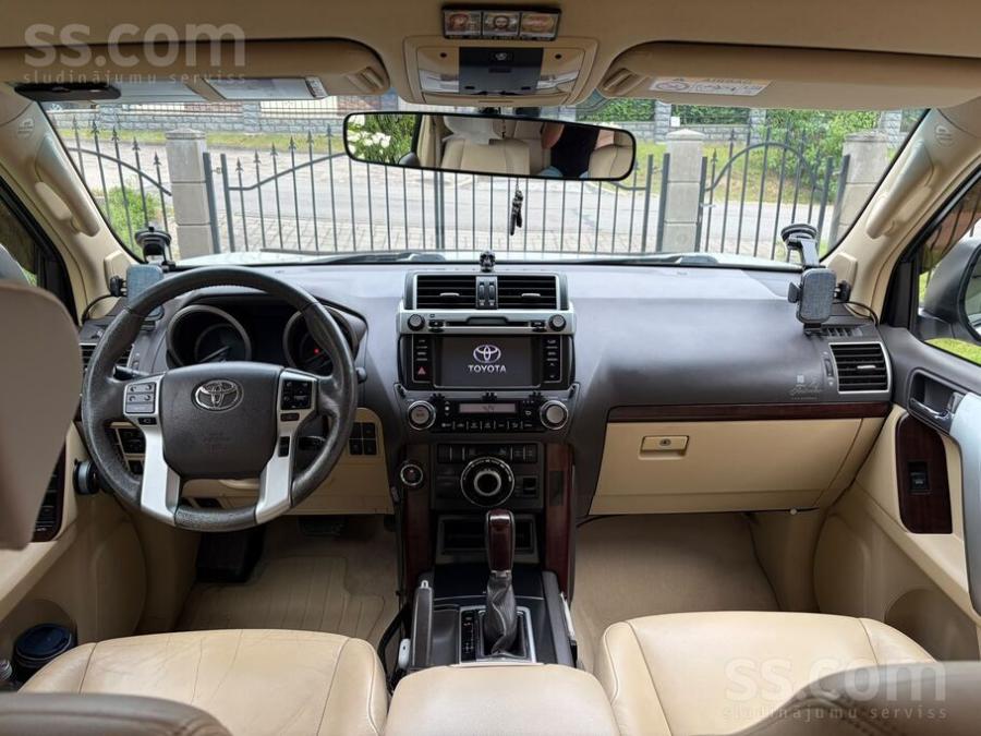 White Toyota Land Cruiser 2016 in Riga, with an engine capacity of 2.80 L and mileage of 367 thousand km for 33000 €, photo 8 on AUTOMOTO.COM.LV