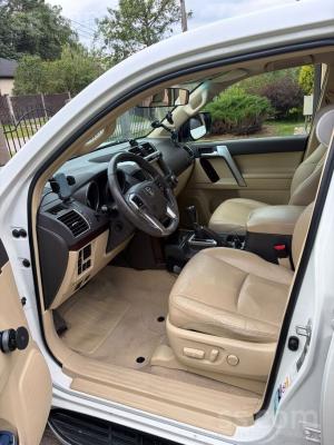 White Toyota Land Cruiser 2016 in Riga, with an engine capacity of 2.80 L and mileage of 367 thousand km for 33000 €, photo 9 on AUTOMOTO.COM.LV