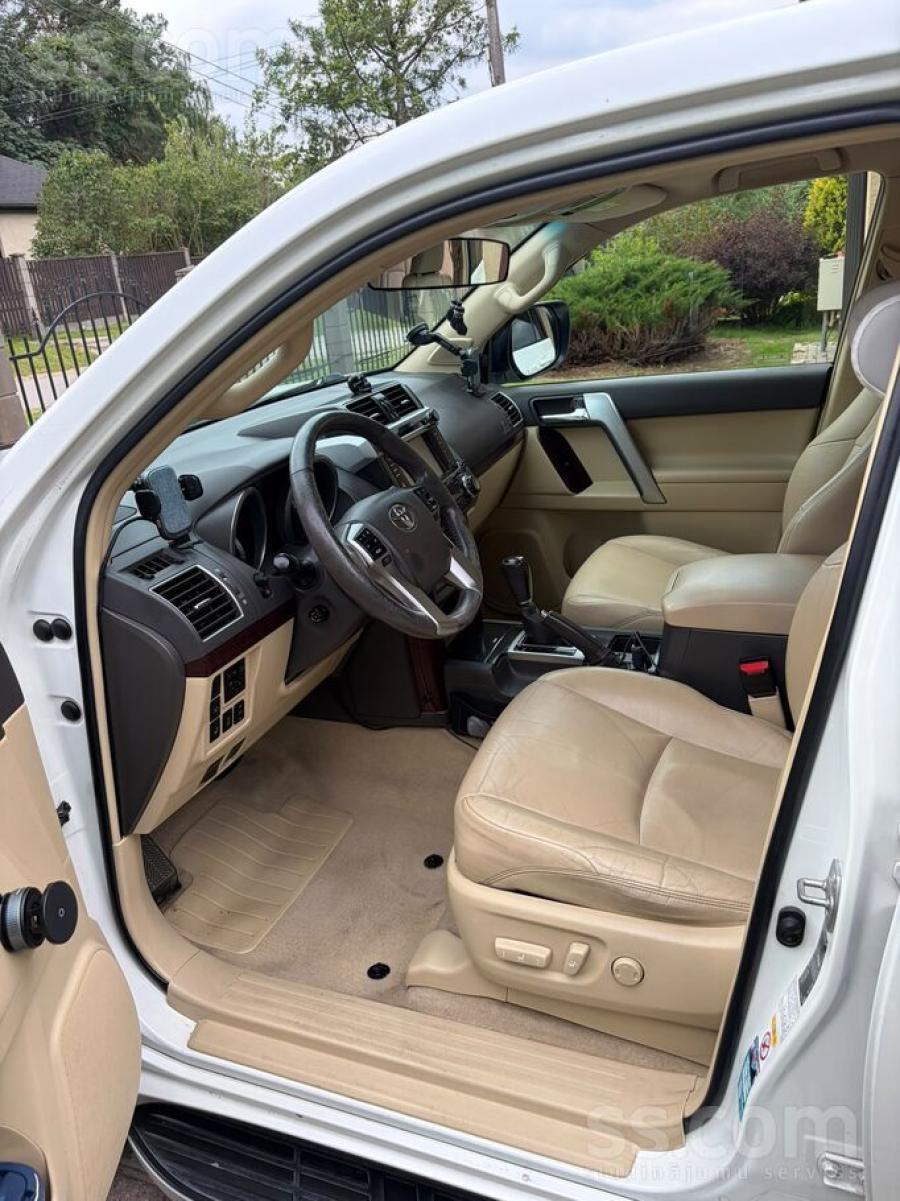 White Toyota Land Cruiser 2016 in Riga, with an engine capacity of 2.80 L and mileage of 367 thousand km for 33000 €, photo 9 on AUTOMOTO.COM.LV