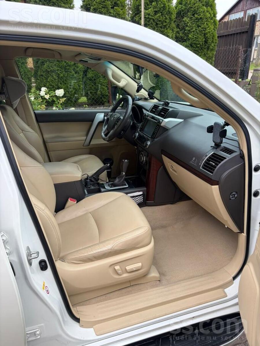 White Toyota Land Cruiser 2016 in Riga, with an engine capacity of 2.80 L and mileage of 367 thousand km for 33000 €, photo 10 on AUTOMOTO.COM.LV