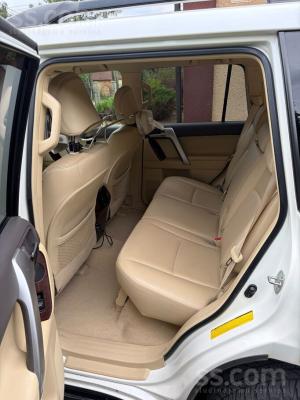 White Toyota Land Cruiser 2016 in Riga, with an engine capacity of 2.80 L and mileage of 367 thousand km for 33000 €, photo 11 on AUTOMOTO.COM.LV