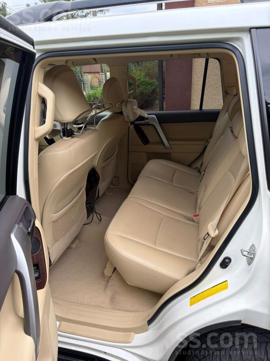 White Toyota Land Cruiser 2016 in Riga, with an engine capacity of 2.80 L and mileage of 367 thousand km for 33000 €, photo 11 on AUTOMOTO.COM.LV
