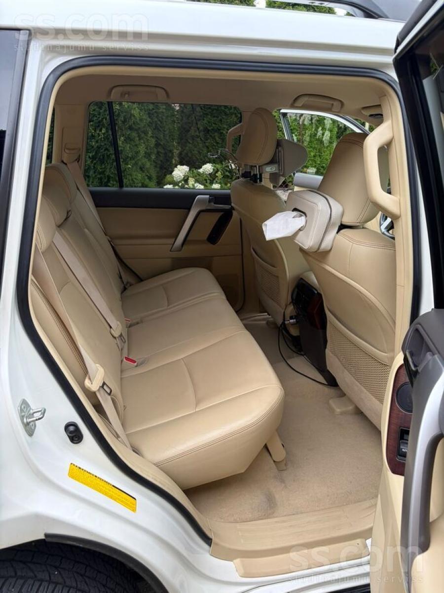 White Toyota Land Cruiser 2016 in Riga, with an engine capacity of 2.80 L and mileage of 367 thousand km for 33000 €, photo 12 on AUTOMOTO.COM.LV