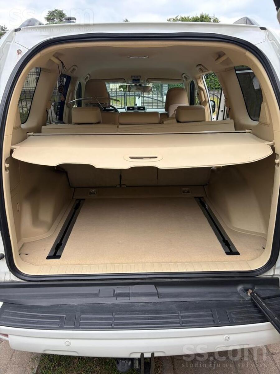 White Toyota Land Cruiser 2016 in Riga, with an engine capacity of 2.80 L and mileage of 367 thousand km for 33000 €, photo 13 on AUTOMOTO.COM.LV