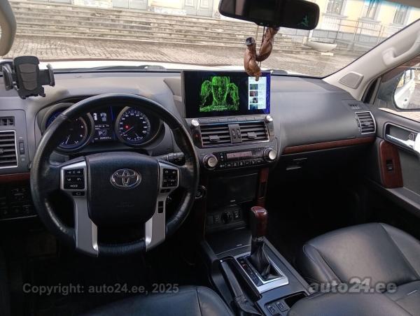 White Toyota Land Cruiser 2017 in Narva-Joesuu, with an engine capacity of 2.80 L and mileage of 265 thousand km for 32000 €, photo 11 on AUTOMOTO.COM.LV