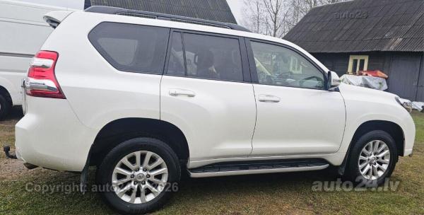 Balts Toyota Land Cruiser 2017 Pelva, ar dzinēja tilpumu 2.80 L un nobraukumu 61 tūkst. km par 45000 €, foto 3 vietnē AUTOMOTO.COM.LV
