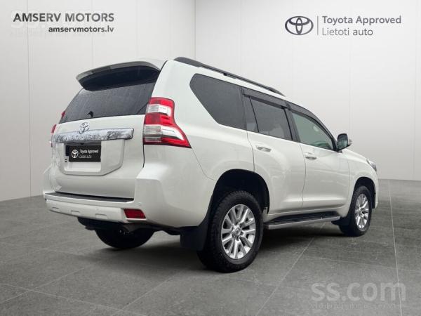 White Toyota Land Cruiser 2017 in Riga, with an engine capacity of 2.80 L and mileage of 106 thousand km for 34900 €, photo 2 on AUTOMOTO.COM.LV