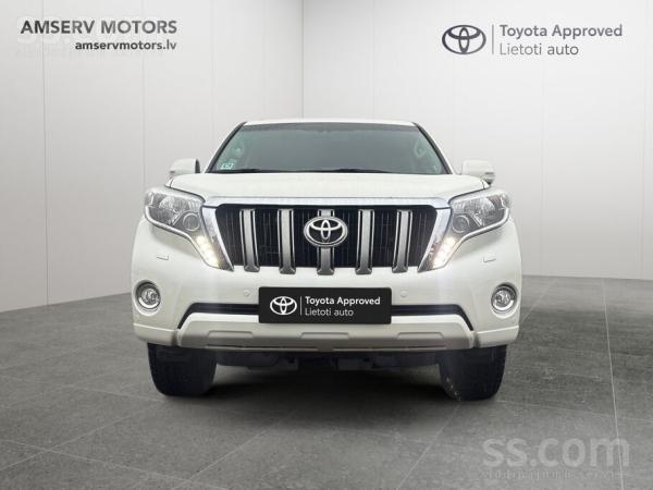 White Toyota Land Cruiser 2017 in Riga, with an engine capacity of 2.80 L and mileage of 106 thousand km for 34900 €, photo 5 on AUTOMOTO.COM.LV