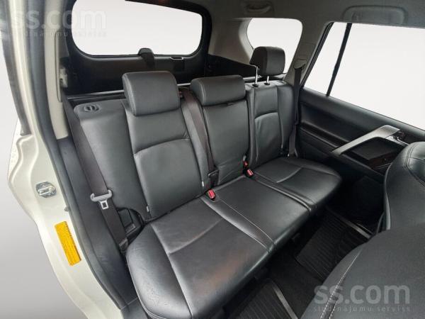 White Toyota Land Cruiser 2017 in Riga, with an engine capacity of 2.80 L and mileage of 106 thousand km for 34900 €, photo 7 on AUTOMOTO.COM.LV