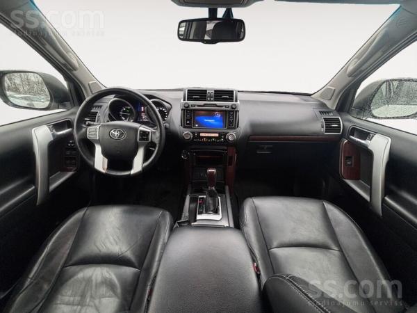 White Toyota Land Cruiser 2017 in Riga, with an engine capacity of 2.80 L and mileage of 106 thousand km for 34900 €, photo 8 on AUTOMOTO.COM.LV