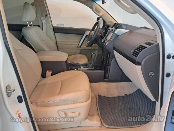 Balts Toyota Land Cruiser 2017 Narva, ar dzinēja tilpumu 2.76 L un nobraukumu 127 tūkst. km par 34900 €, foto 9 vietnē AUTOMOTO.COM.LV