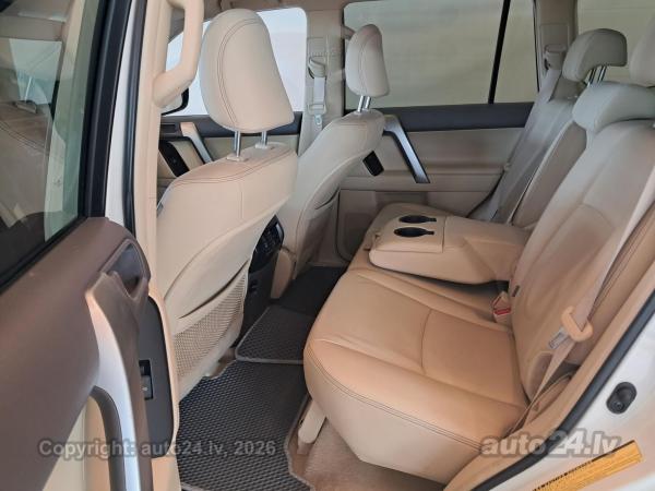 Balts Toyota Land Cruiser 2017 Narva, ar dzinēja tilpumu 2.76 L un nobraukumu 127 tūkst. km par 34900 €, foto 10 vietnē AUTOMOTO.COM.LV
