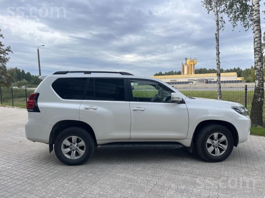 Balts Toyota Land Cruiser 2017 Rīga, ar dzinēja tilpumu 2.80 L un nobraukumu 262 tūkst. km par 37500 €, foto 8 vietnē AUTOMOTO.COM.LV