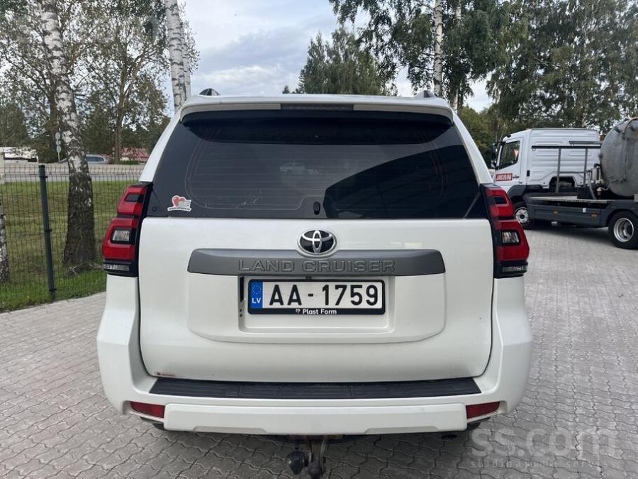Balts Toyota Land Cruiser 2017 Rīga, ar dzinēja tilpumu 2.80 L un nobraukumu 262 tūkst. km par 37500 €, foto 10 vietnē AUTOMOTO.COM.LV