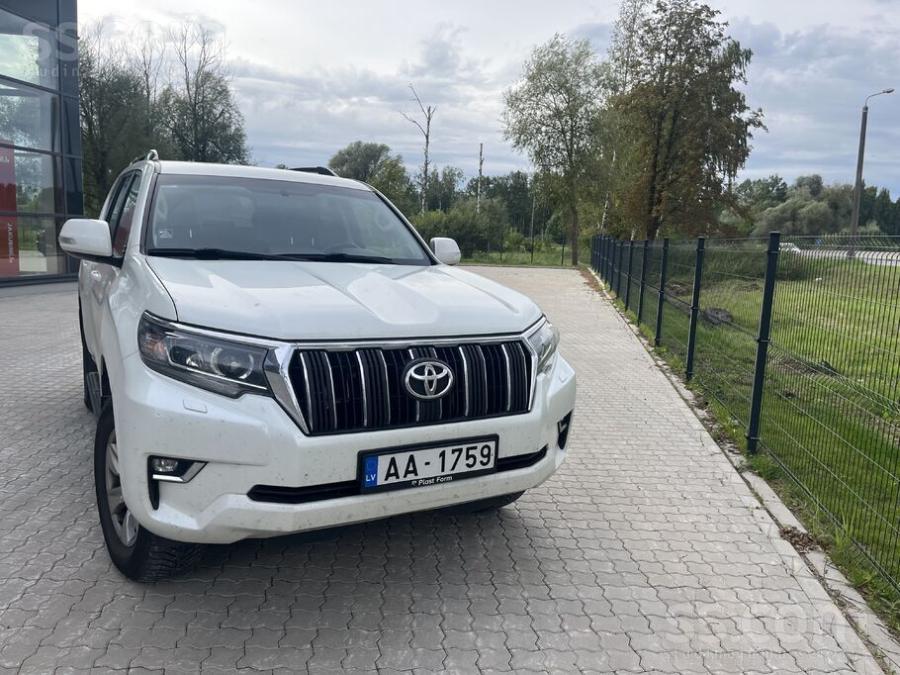 Balts Toyota Land Cruiser 2017 Rīga, ar dzinēja tilpumu 2.80 L un nobraukumu 262 tūkst. km par 37500 €, foto 12 vietnē AUTOMOTO.COM.LV
