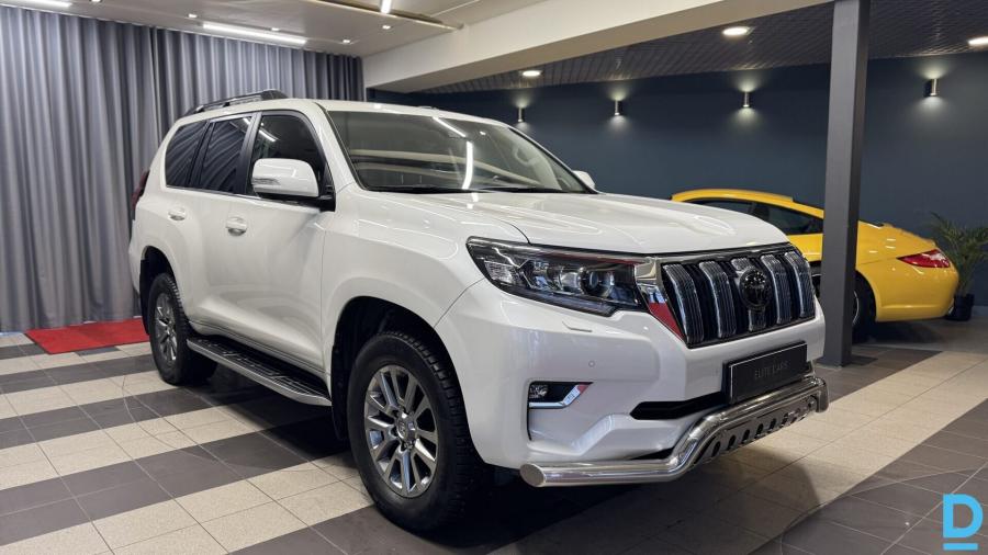 White Toyota Land Cruiser 2018 in Marupe, with an engine capacity of 2.80 L and mileage of 107 thousand km for 42990 €, photo 2 on AUTOMOTO.COM.LV