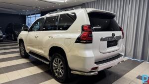 White Toyota Land Cruiser 2018 in Marupe, with an engine capacity of 2.80 L and mileage of 107 thousand km for 42990 €, photo 3 on AUTOMOTO.COM.LV