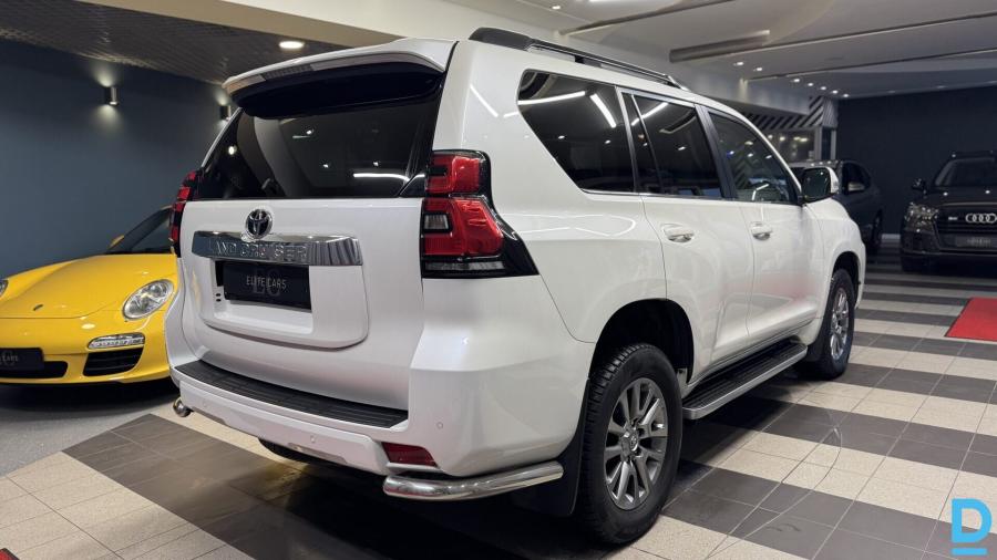 White Toyota Land Cruiser 2018 in Marupe, with an engine capacity of 2.80 L and mileage of 107 thousand km for 42990 €, photo 4 on AUTOMOTO.COM.LV