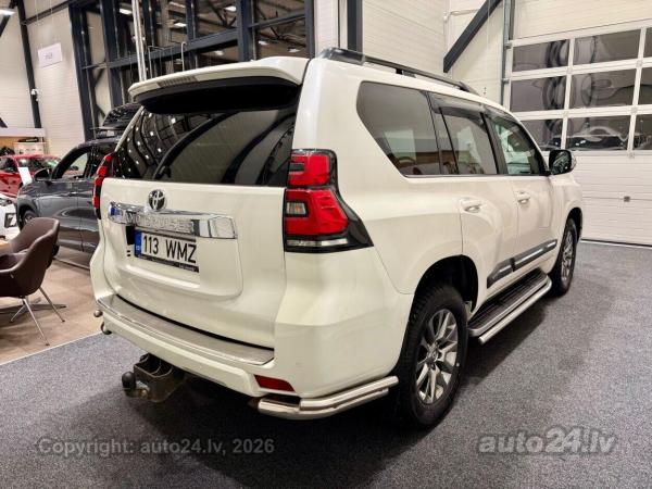 White Toyota Land Cruiser 2018 in Rakvere, with an engine capacity of 2.80 L and mileage of 180 thousand km for 39700 €, photo 3 on AUTOMOTO.COM.LV