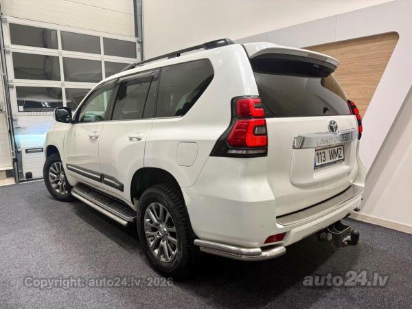 White Toyota Land Cruiser 2018 in Rakvere, with an engine capacity of 2.80 L and mileage of 180 thousand km for 39700 €, photo 4 on AUTOMOTO.COM.LV