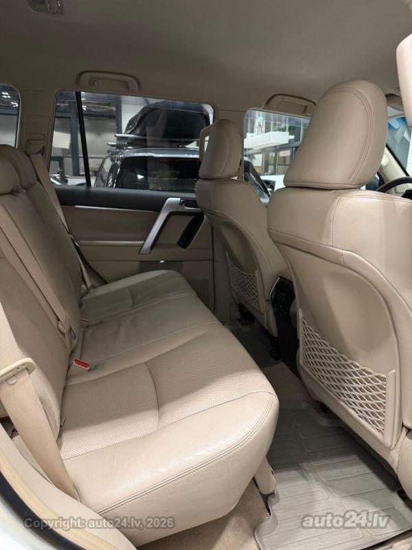 White Toyota Land Cruiser 2018 in Rakvere, with an engine capacity of 2.80 L and mileage of 180 thousand km for 39700 €, photo 6 on AUTOMOTO.COM.LV
