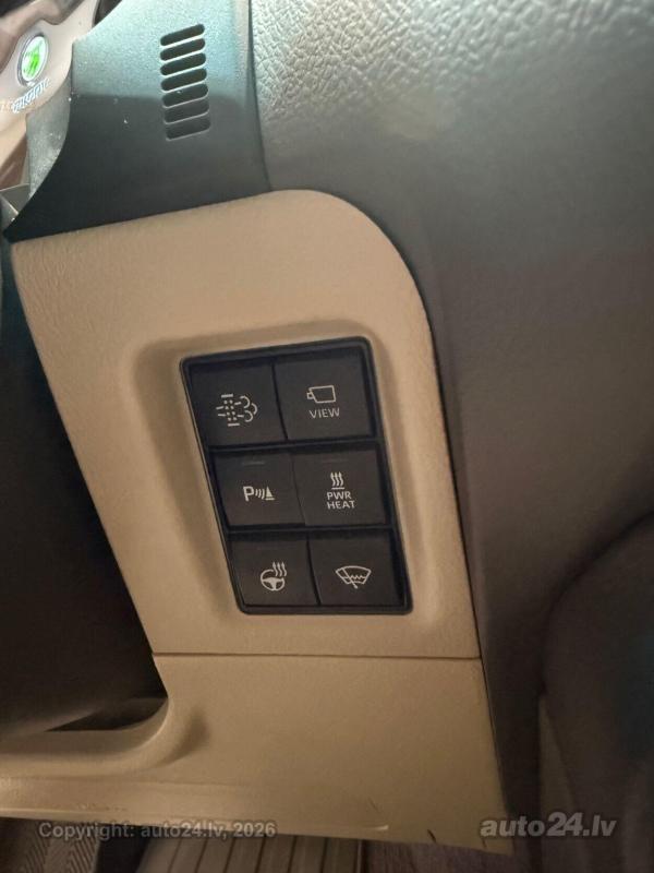 White Toyota Land Cruiser 2018 in Rakvere, with an engine capacity of 2.80 L and mileage of 180 thousand km for 39700 €, photo 11 on AUTOMOTO.COM.LV