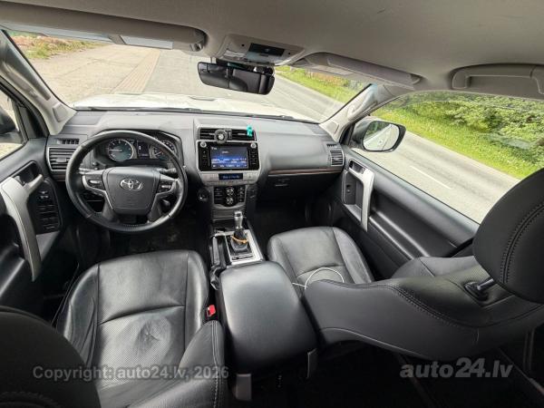 Balts Toyota Land Cruiser 2018 Tallina, ar dzinēja tilpumu 2.80 L un nobraukumu 157 tūkst. km par 48000 €, foto 2 vietnē AUTOMOTO.COM.LV
