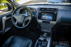 Balts Toyota Land Cruiser 2018 Rīga, ar dzinēja tilpumu 2.80 L un nobraukumu 109 tūkst. km par 42990 €, foto 8 vietnē AUTOMOTO.COM.LV