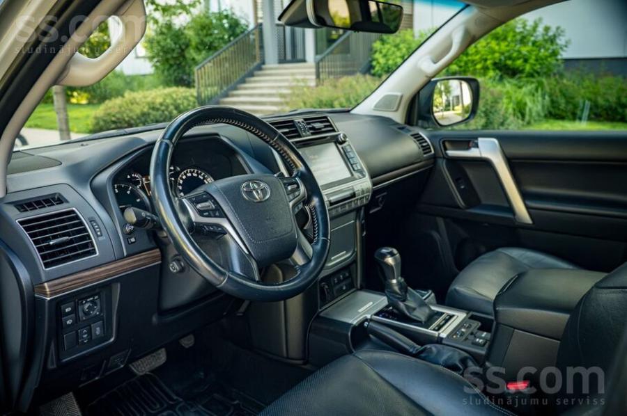 Balts Toyota Land Cruiser 2018 Rīga, ar dzinēja tilpumu 2.80 L un nobraukumu 109 tūkst. km par 42990 €, foto 10 vietnē AUTOMOTO.COM.LV