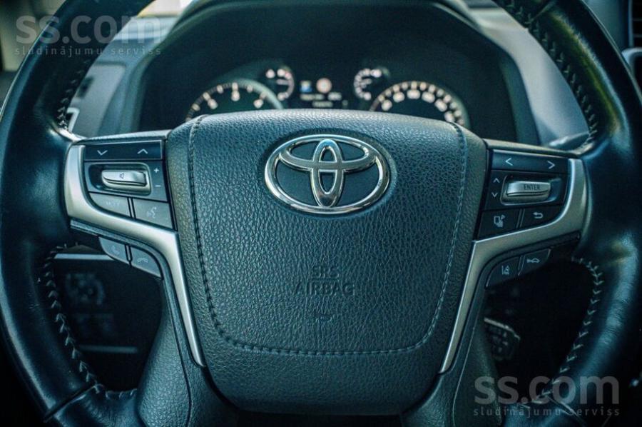Balts Toyota Land Cruiser 2018 Rīga, ar dzinēja tilpumu 2.80 L un nobraukumu 109 tūkst. km par 42990 €, foto 13 vietnē AUTOMOTO.COM.LV