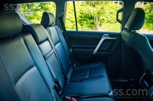 Balts Toyota Land Cruiser 2018 Rīga, ar dzinēja tilpumu 2.80 L un nobraukumu 109 tūkst. km par 42990 €, foto 25 vietnē AUTOMOTO.COM.LV