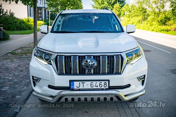 White Toyota Land Cruiser 2018 in Riga, with an engine capacity of 2.80 L and mileage of 109 thousand km for 42990 €, photo 2 on AUTOMOTO.COM.LV