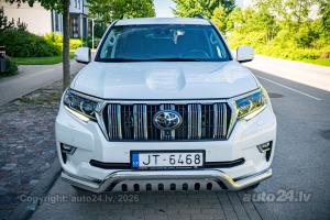 White Toyota Land Cruiser 2018 in Riga, with an engine capacity of 2.80 L and mileage of 109 thousand km for 42990 €, photo 3 on AUTOMOTO.COM.LV