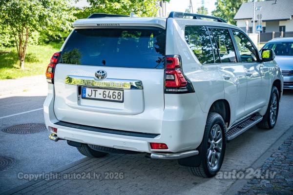 White Toyota Land Cruiser 2018 in Riga, with an engine capacity of 2.80 L and mileage of 109 thousand km for 42990 €, photo 4 on AUTOMOTO.COM.LV
