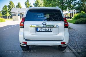 White Toyota Land Cruiser 2018 in Riga, with an engine capacity of 2.80 L and mileage of 109 thousand km for 42990 €, photo 6 on AUTOMOTO.COM.LV